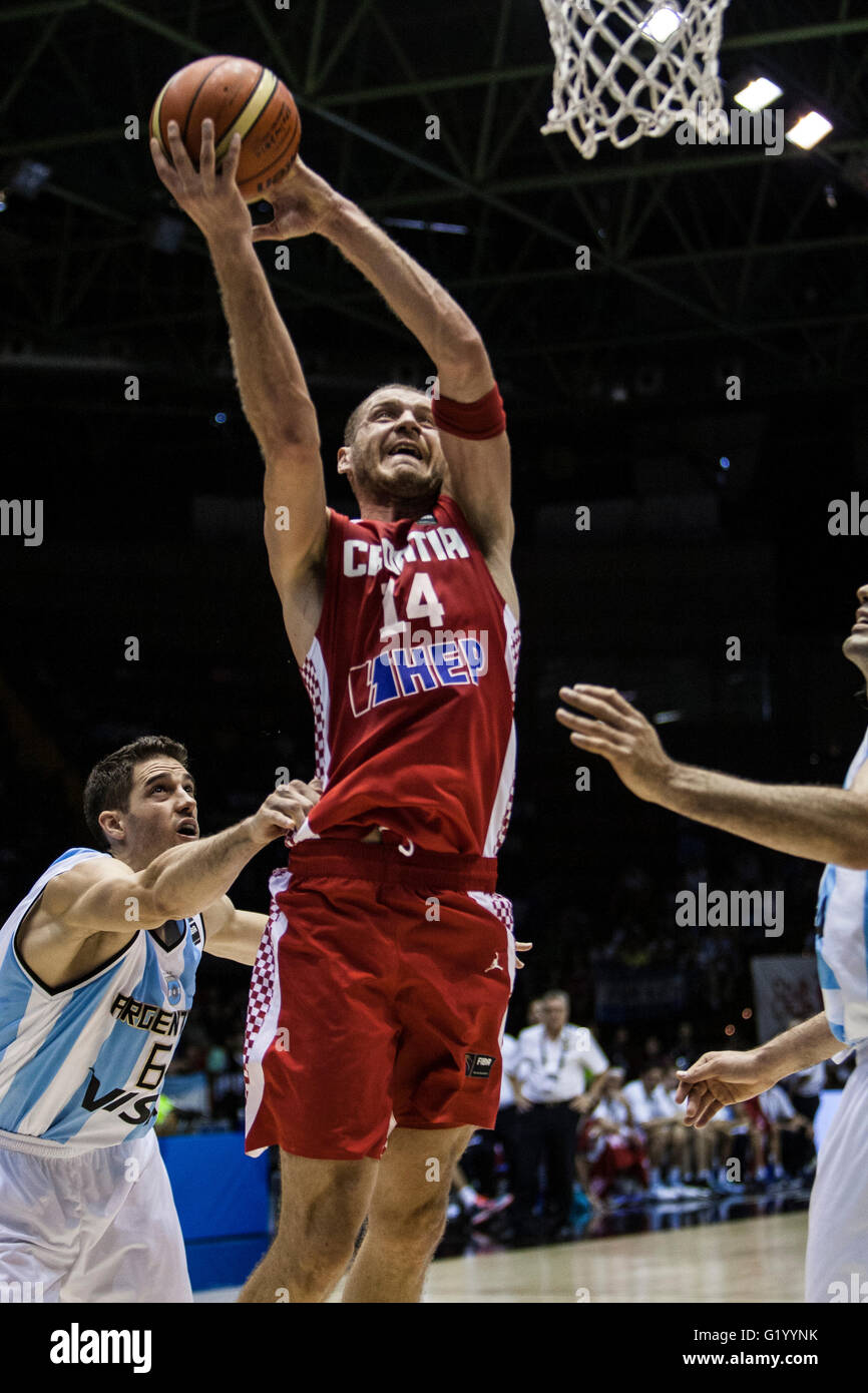 Luka Zoric (C ), player of Croatia, shoots and Marcos Mata (L ), player ...
