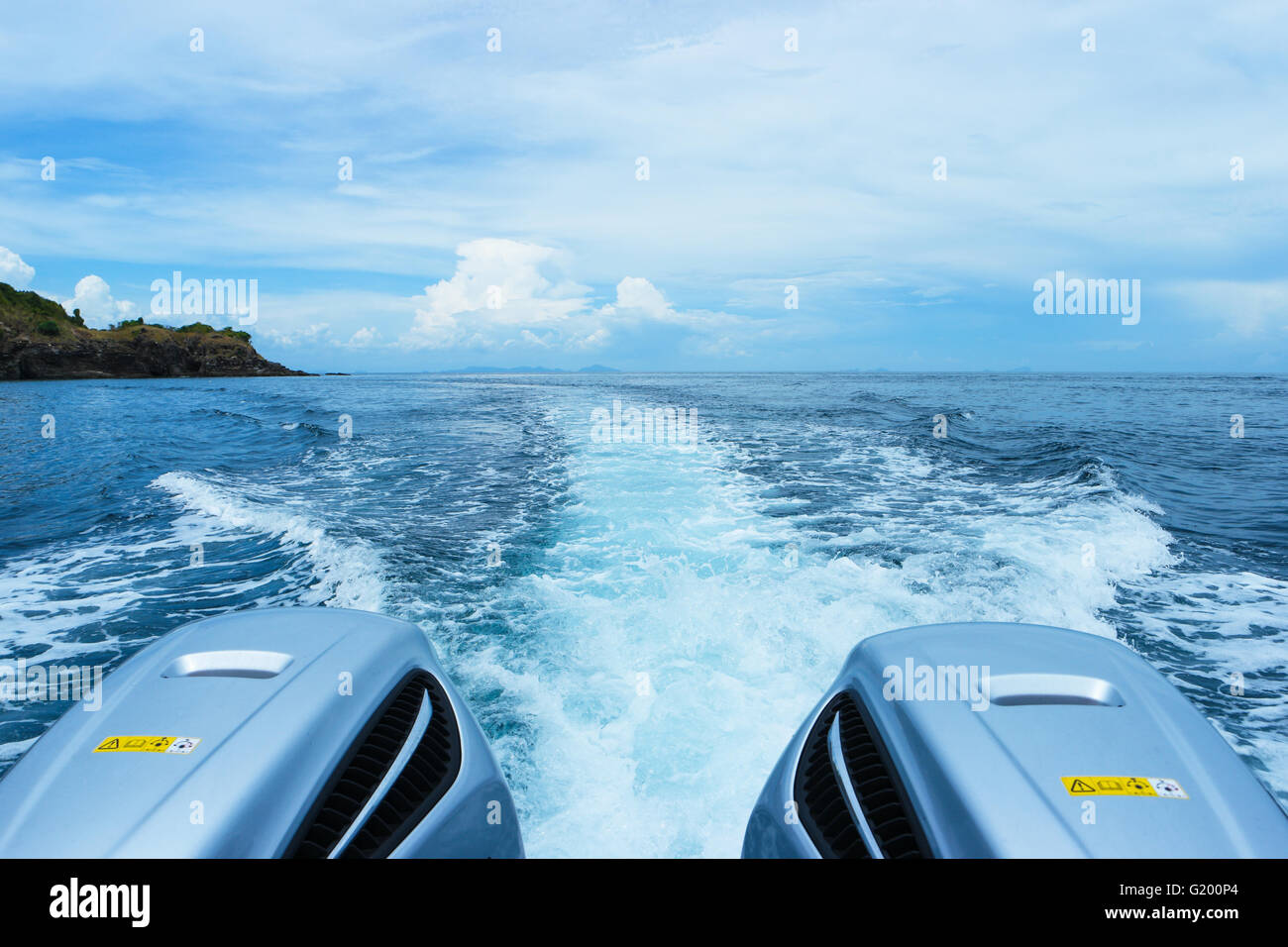 Stern wave back of large speed boat with Two engines Stock Photo - Alamy
