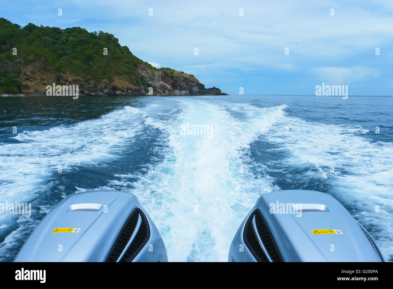 Stern wave back of large speed boat with Two engines Stock Photo - Alamy