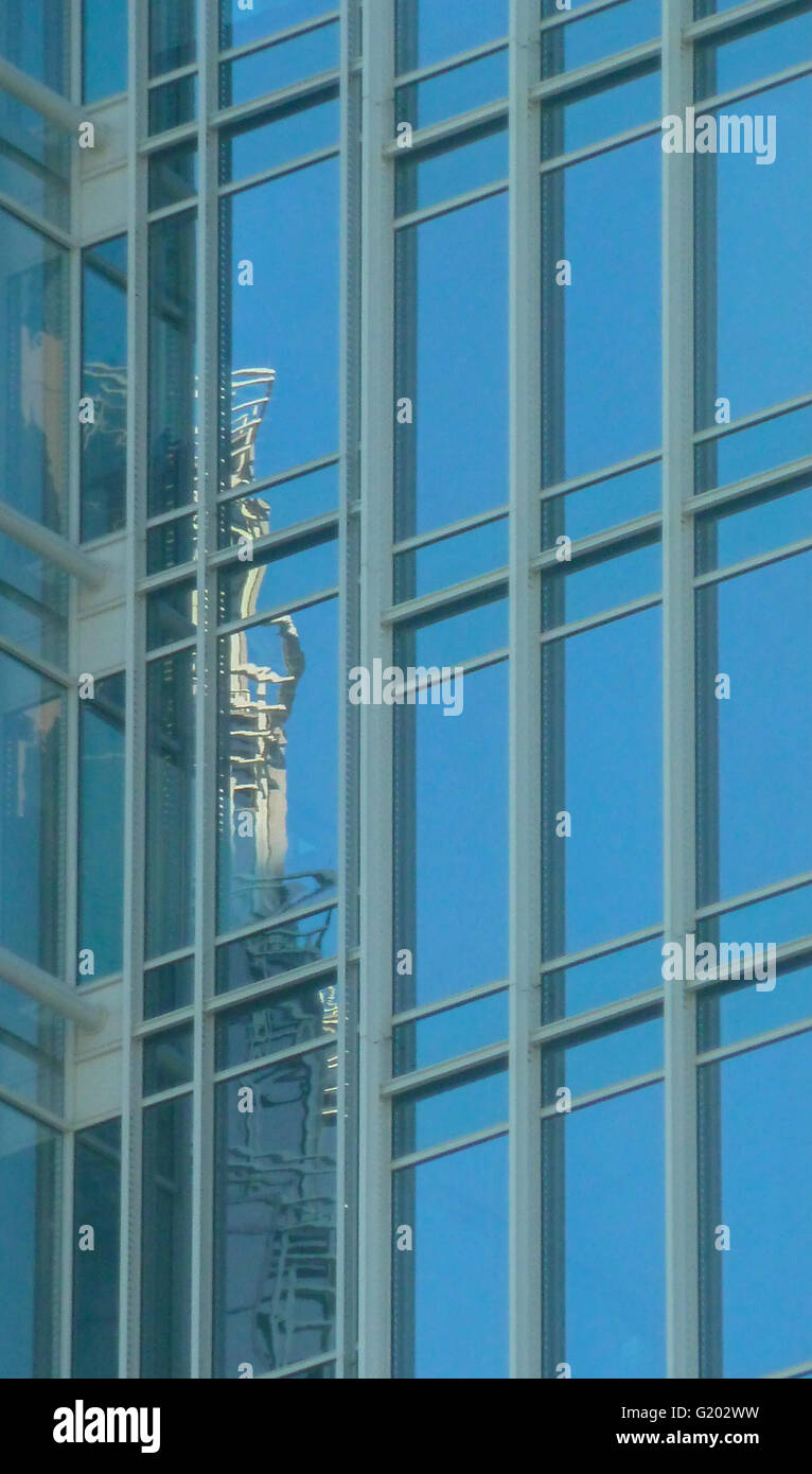 Glass buildings hi-res stock photography and images - Alamy