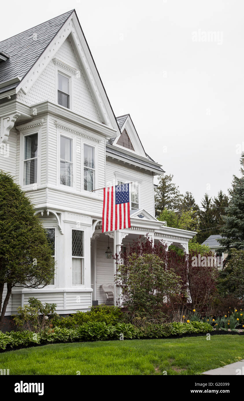 Us flags houses hi-res stock photography and images - Alamy