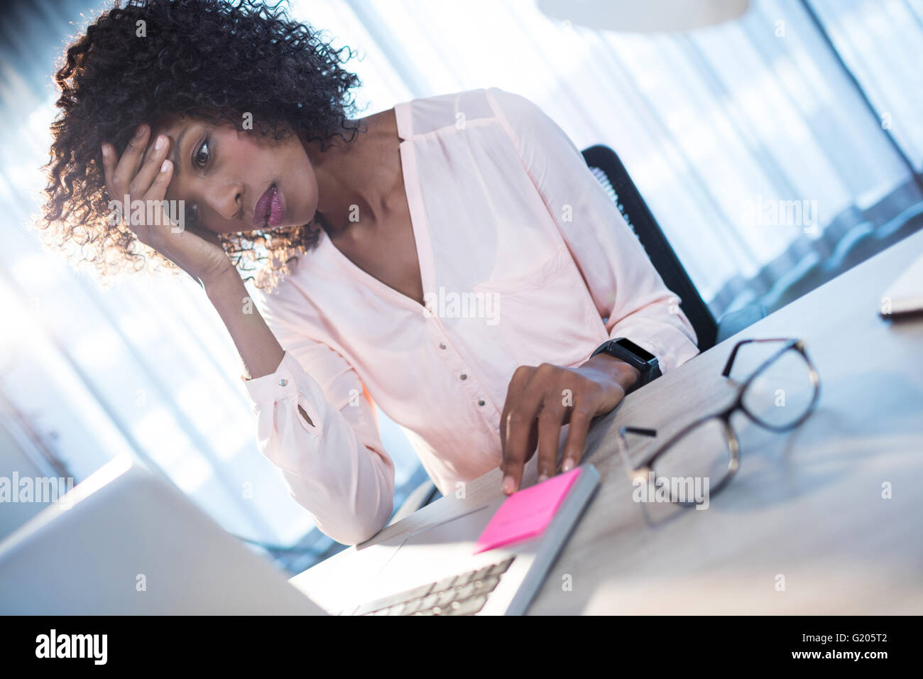 Woman angry computer typing hi-res stock photography and images - Alamy
