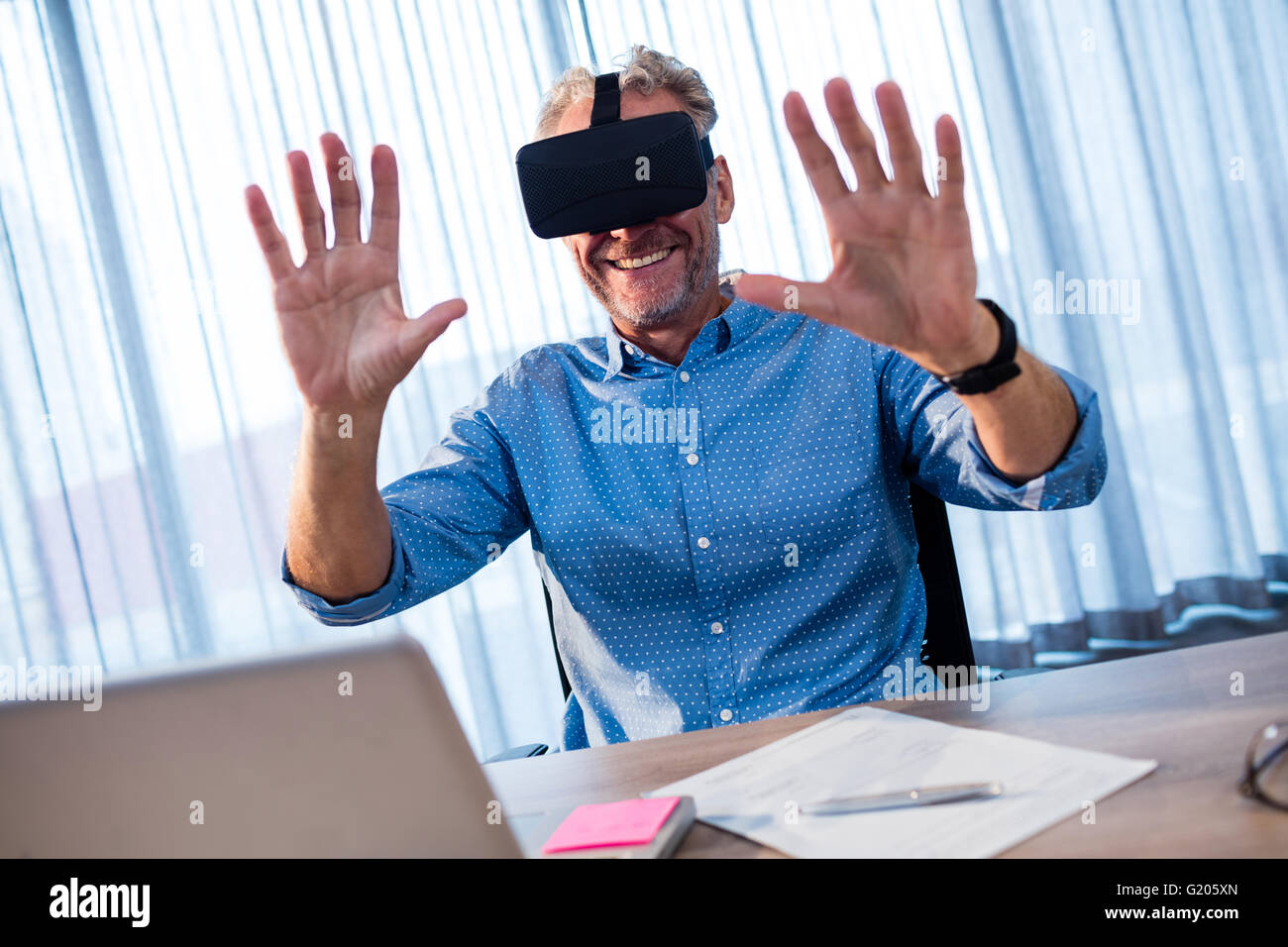 Businessman using an oculus Stock Photo - Alamy