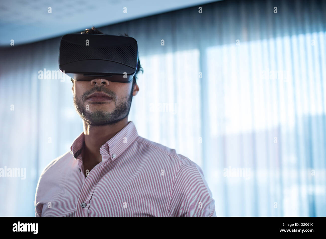 Businessman using an oculus Stock Photo - Alamy