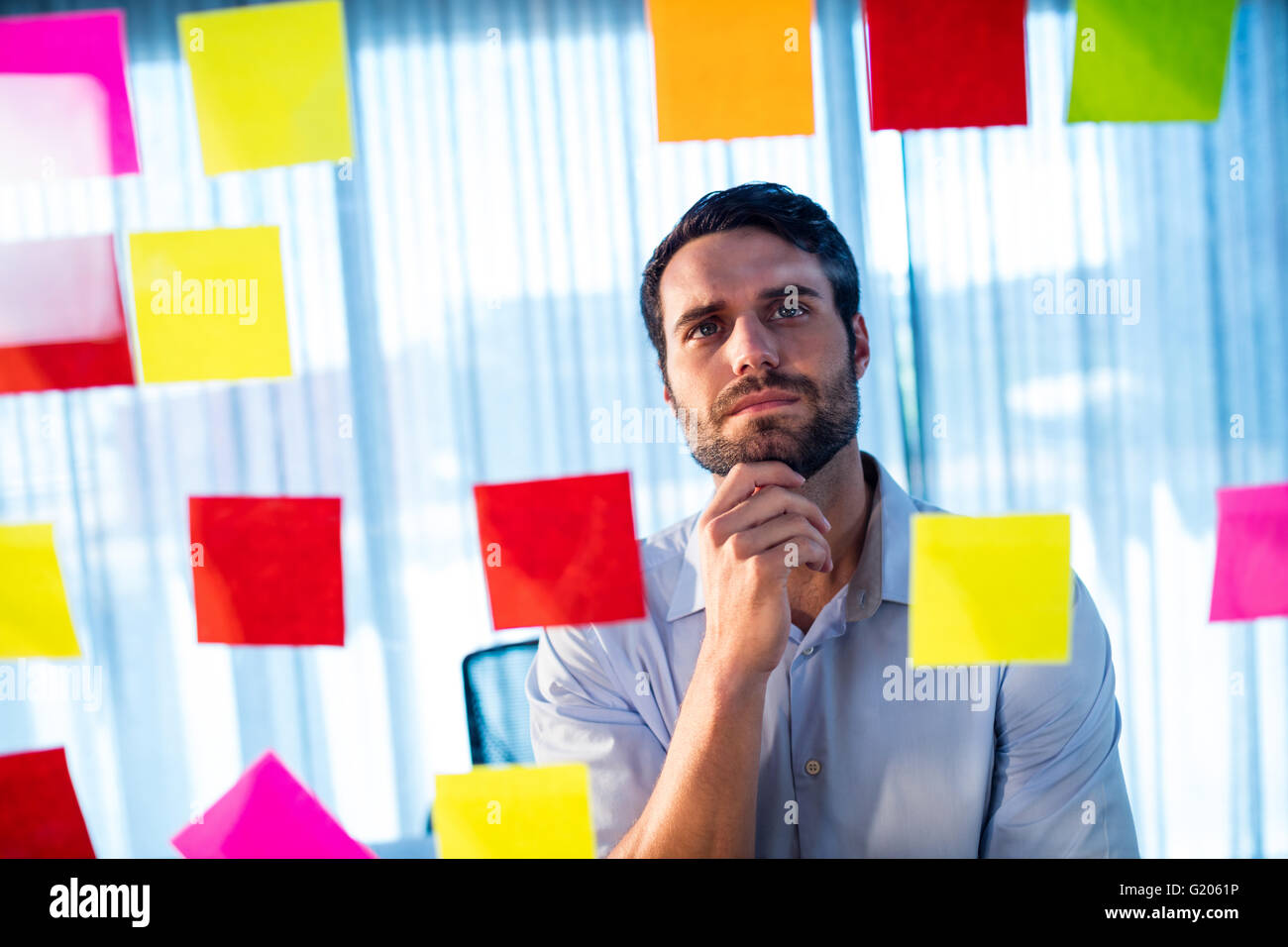 Businessman reading post it Stock Photo - Alamy