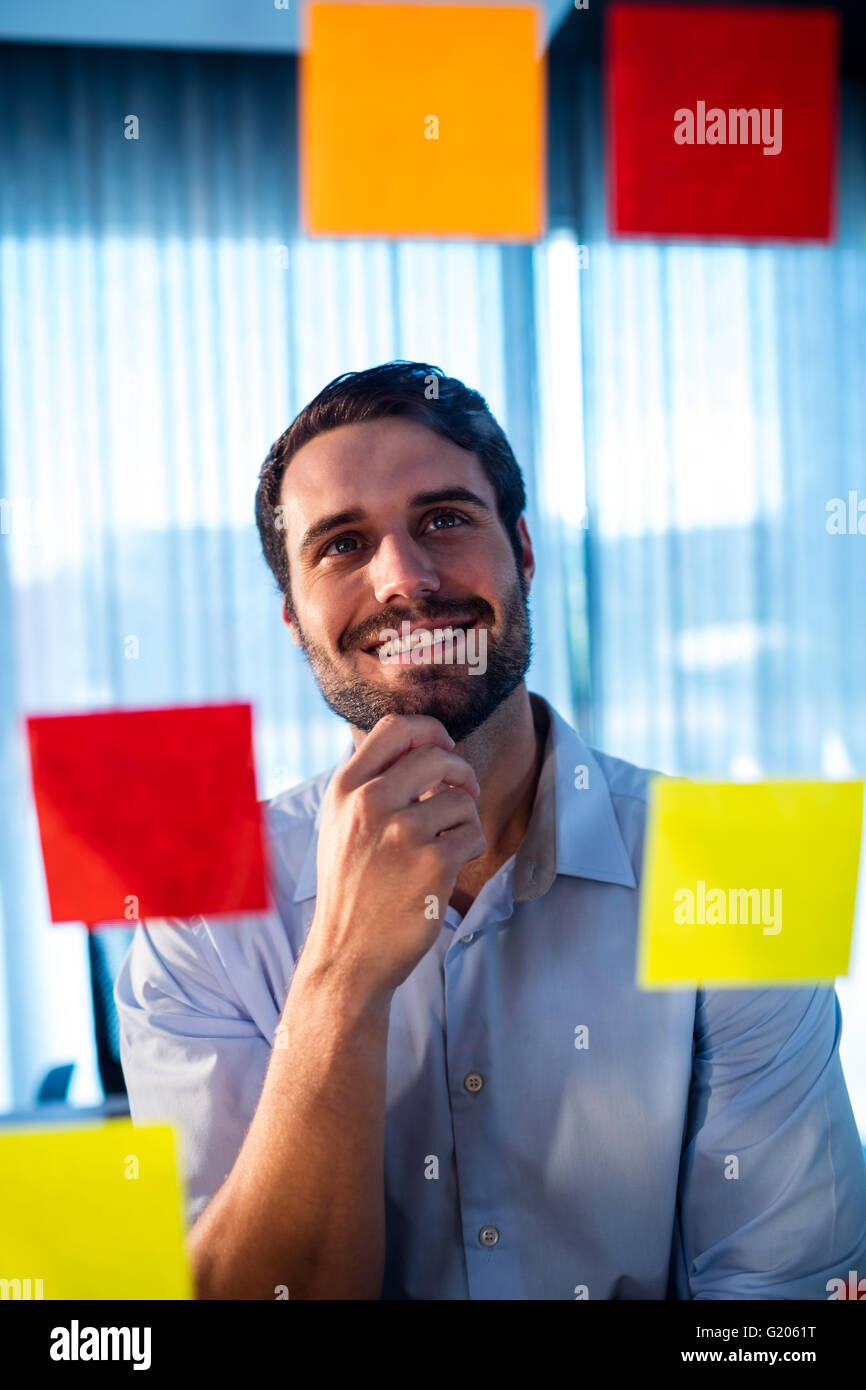 Businessman reading post it Stock Photo - Alamy