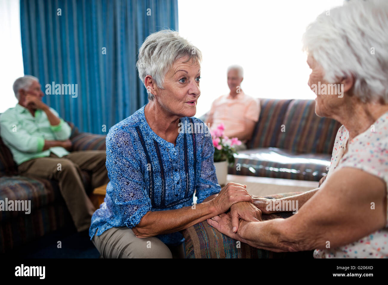 2 senior women talking hi-res stock photography and images - Alamy