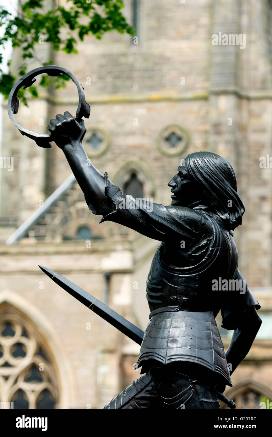 King Richard III statue outside Leicester Cathedral, UK Stock Photo - Alamy