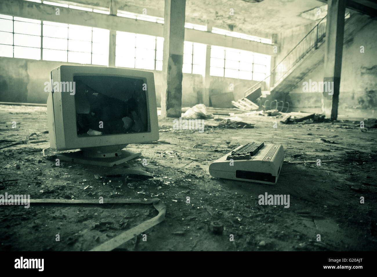 Abandoned computer screen and keyboard Stock Photo - Alamy