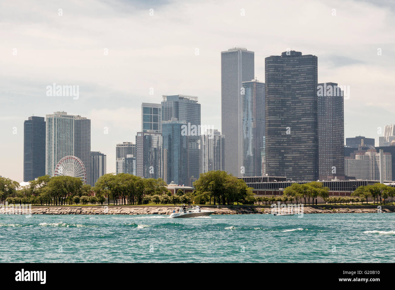Chicago skyline lake trees hi-res stock photography and images - Alamy