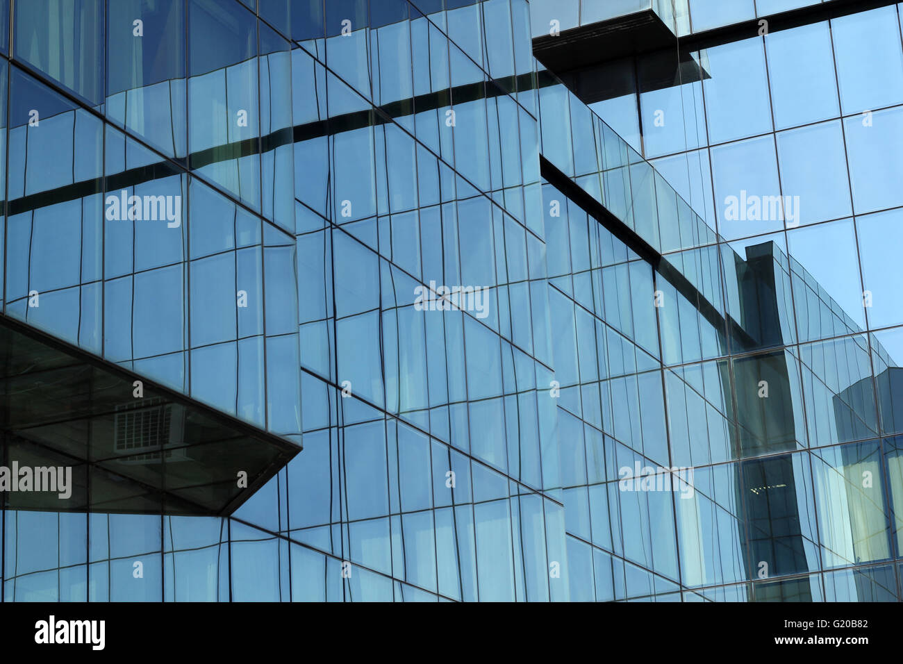 Glass corner building hi-res stock photography and images - Alamy