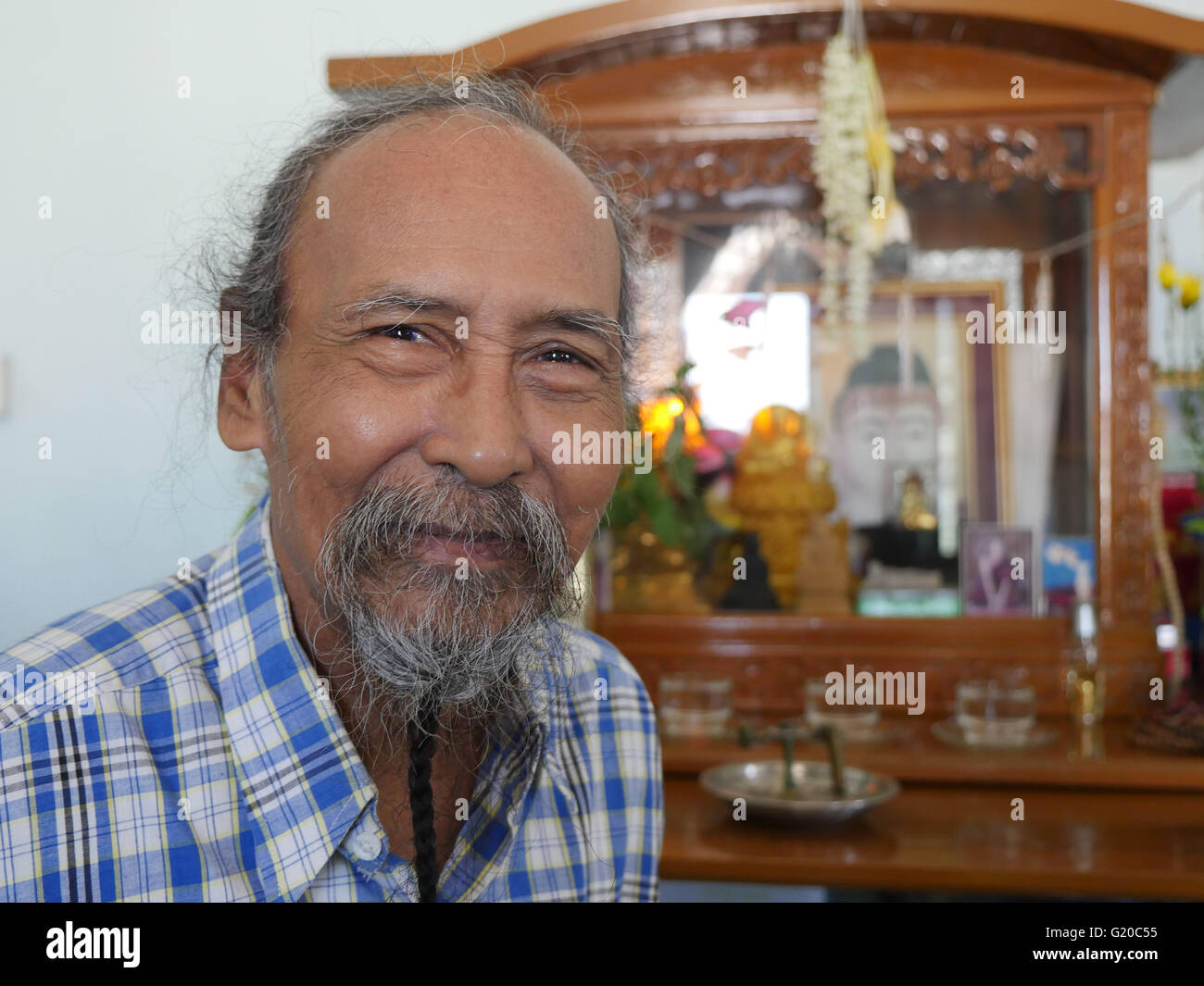 MYANMAR The famous violinist U Tin Yee, Yangon Stock Photo - Alamy