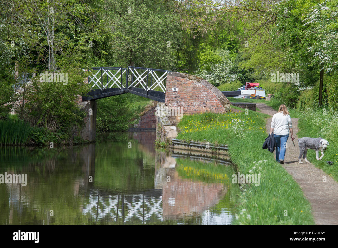 One of the historic Split Bridges on the Stratford upon Avon Canal near ...