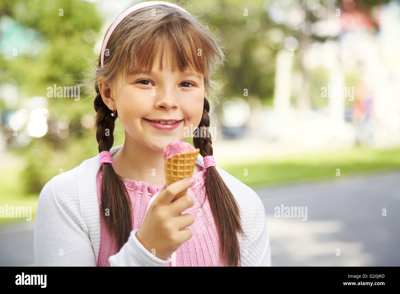 Little girl ice cream hi-res stock photography and images - Alamy