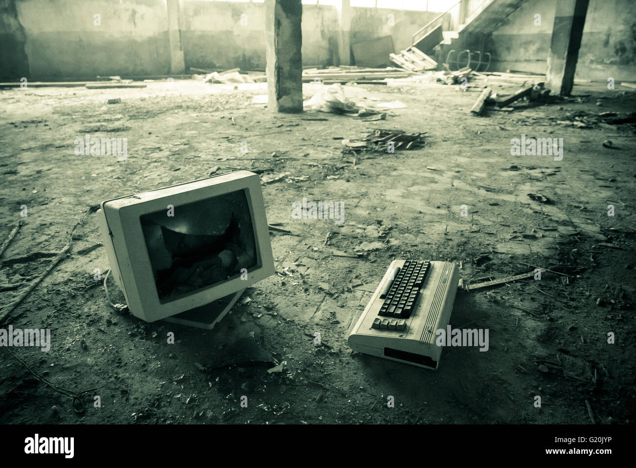 Abandoned computer hi-res stock photography and images - Alamy
