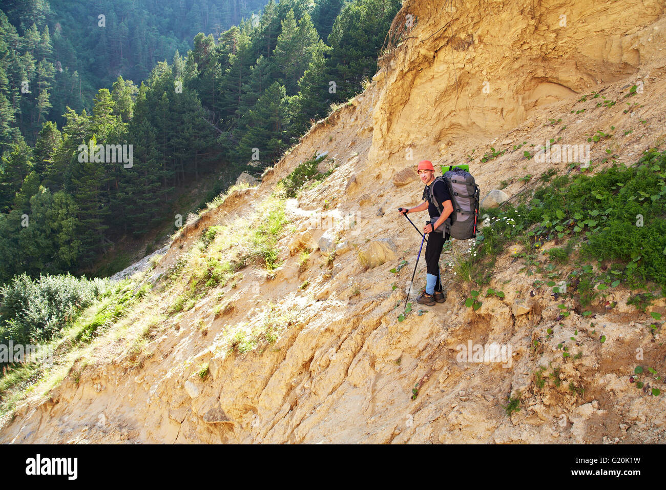 People hiking extreme outdoor mountain hi-res stock photography and ...