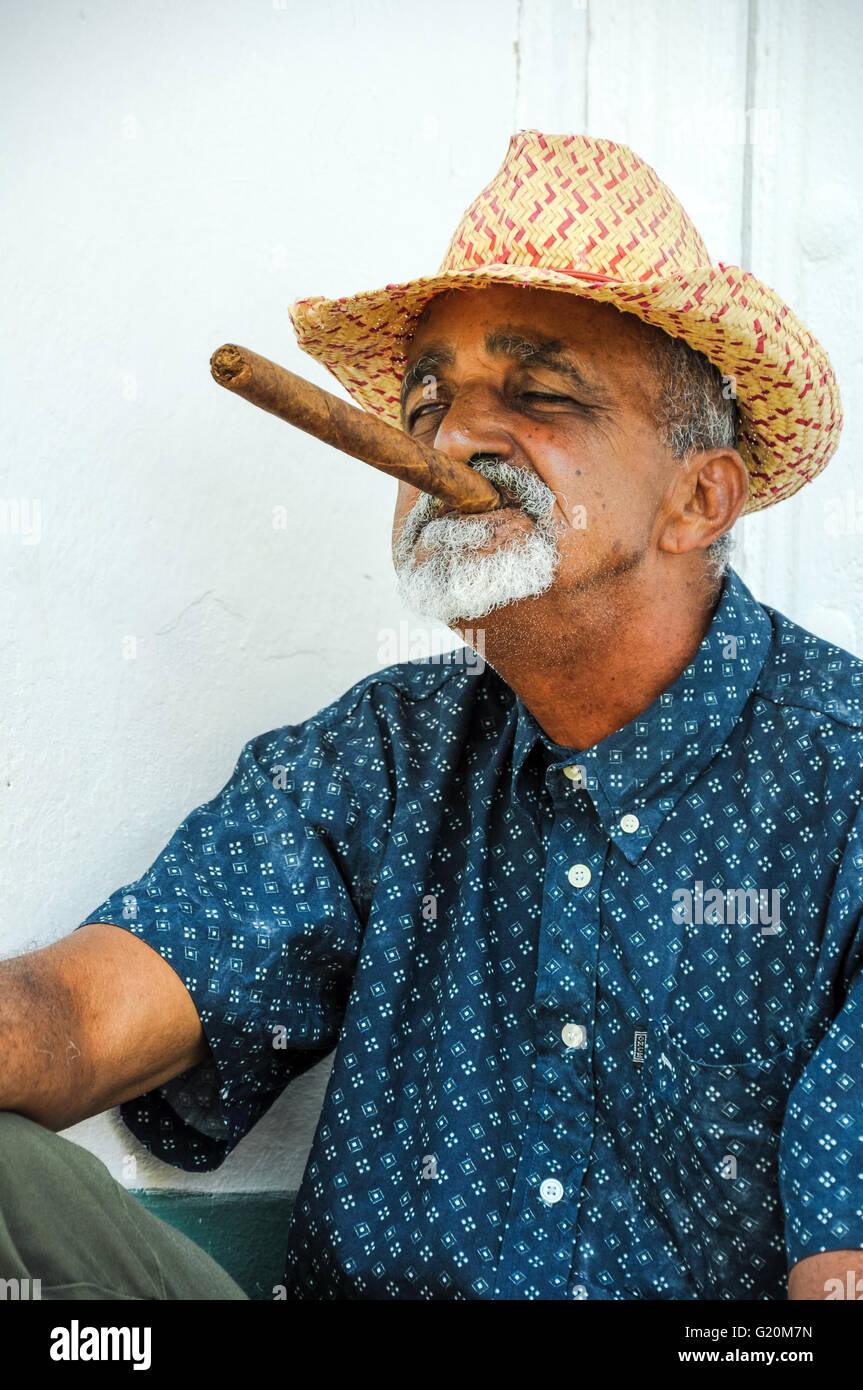 Cuban man old cuban man cigar smoker cigar hi-res stock photography and ...