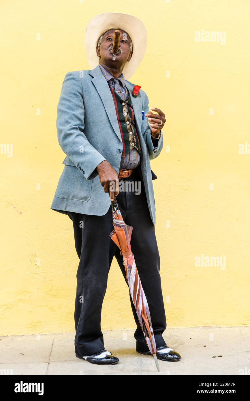 Old town trinidad cuban man smoking hi-res stock photography and images ...