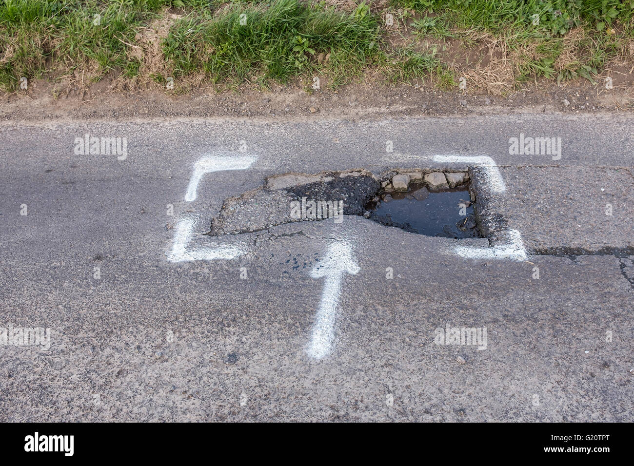 Pothole repair hi-res stock photography and images - Alamy