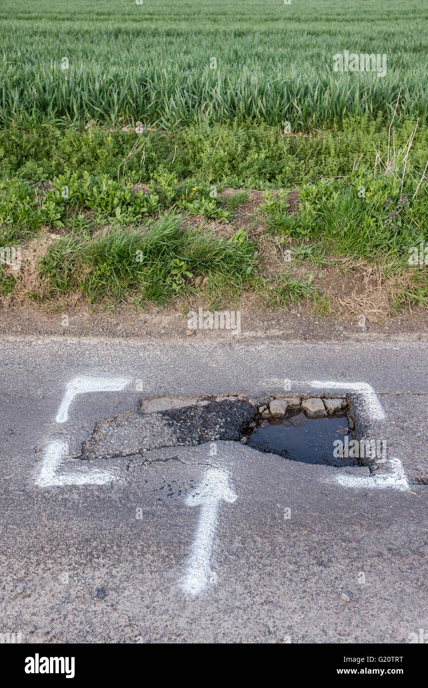 Pothole repair hi-res stock photography and images - Alamy