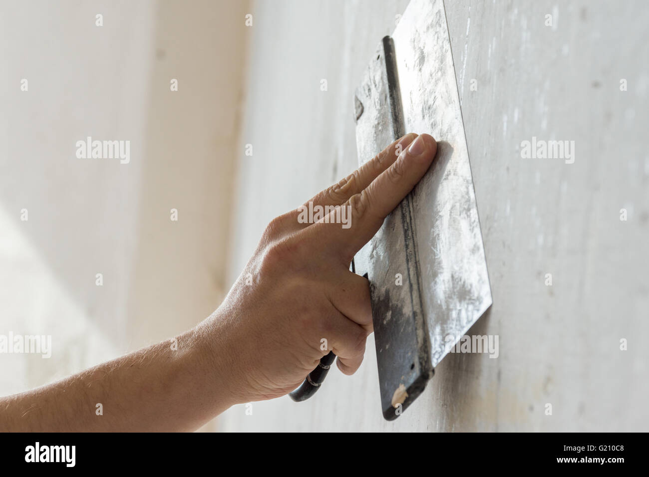 The photo shows a hand with a spatula Stock Photo - Alamy