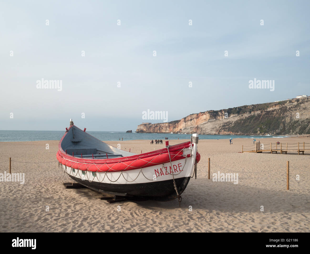 Small boat beach hi-res stock photography and images - Alamy