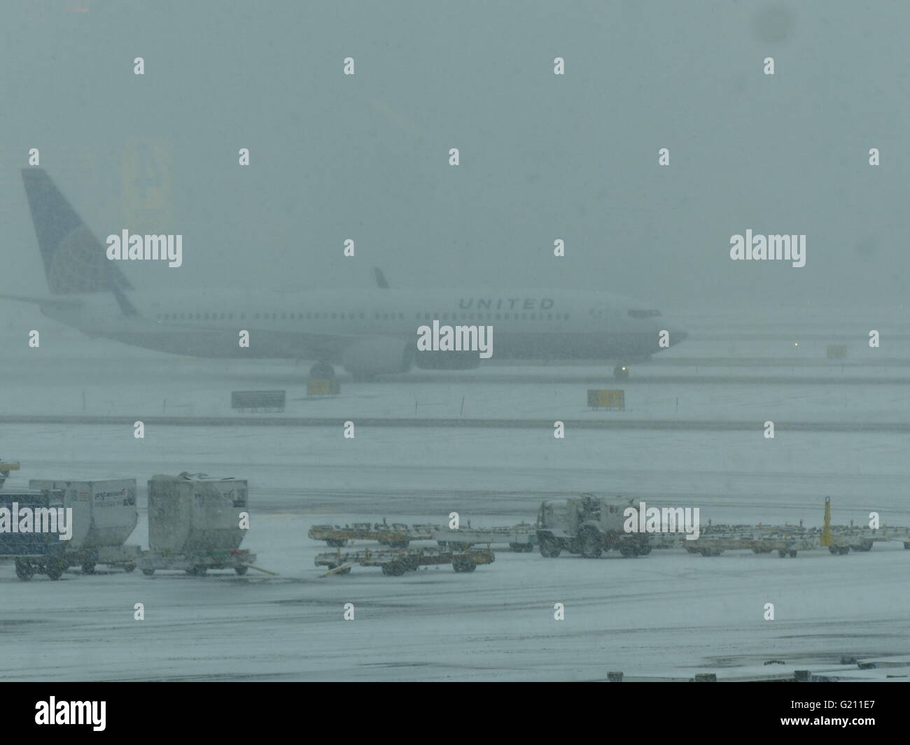 Blizzard snow hi-res stock photography and images - Alamy