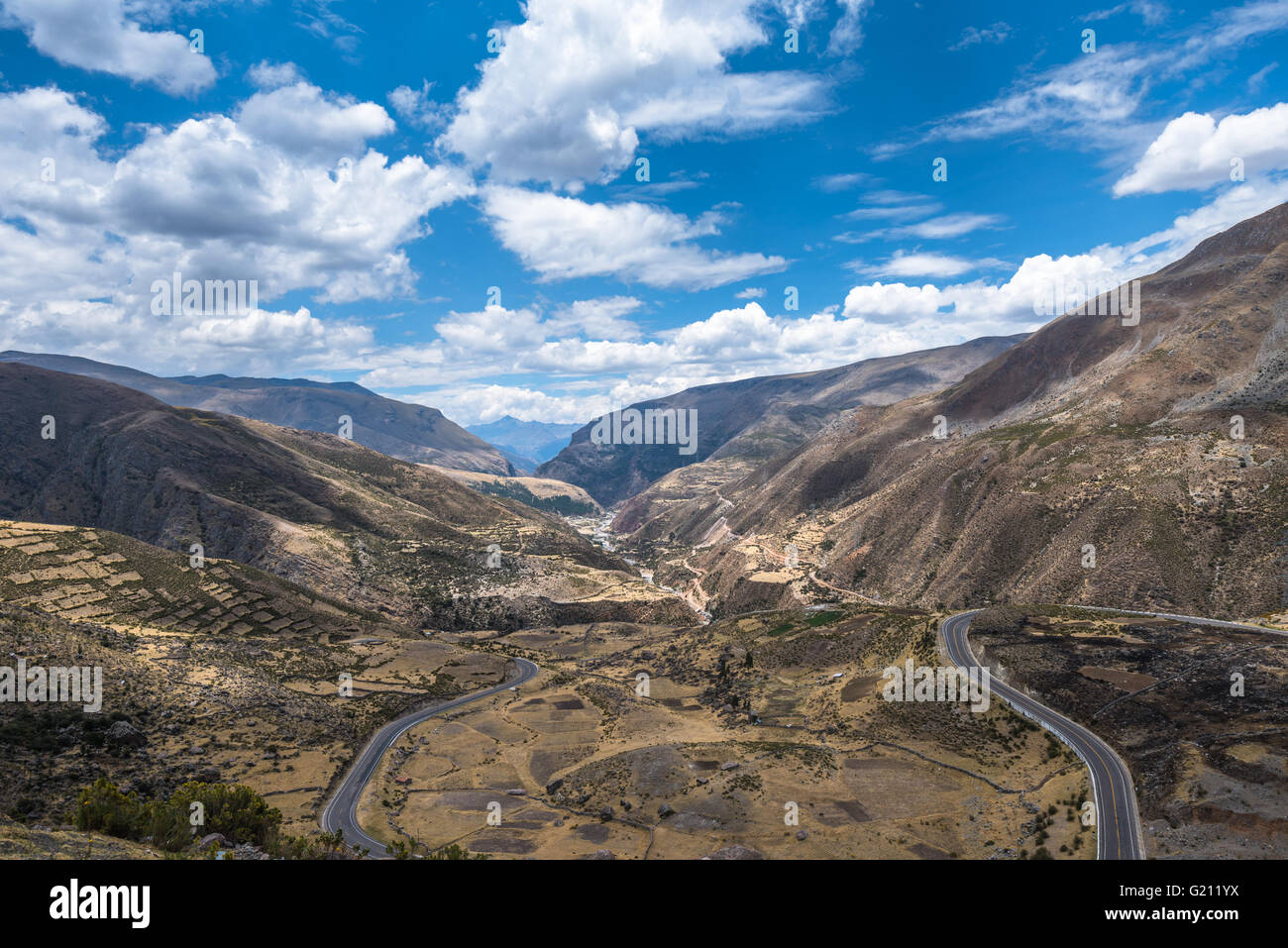 Pass road in high andes hi-res stock photography and images - Alamy