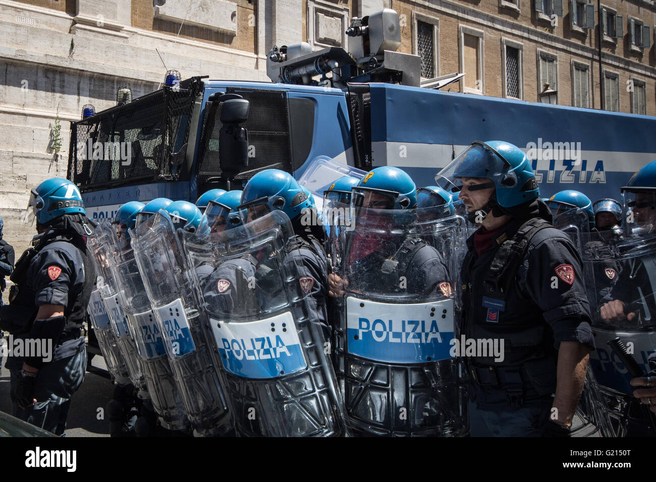 Rome, Italy. 21st May, 2016. A moment of tension with the police during ...