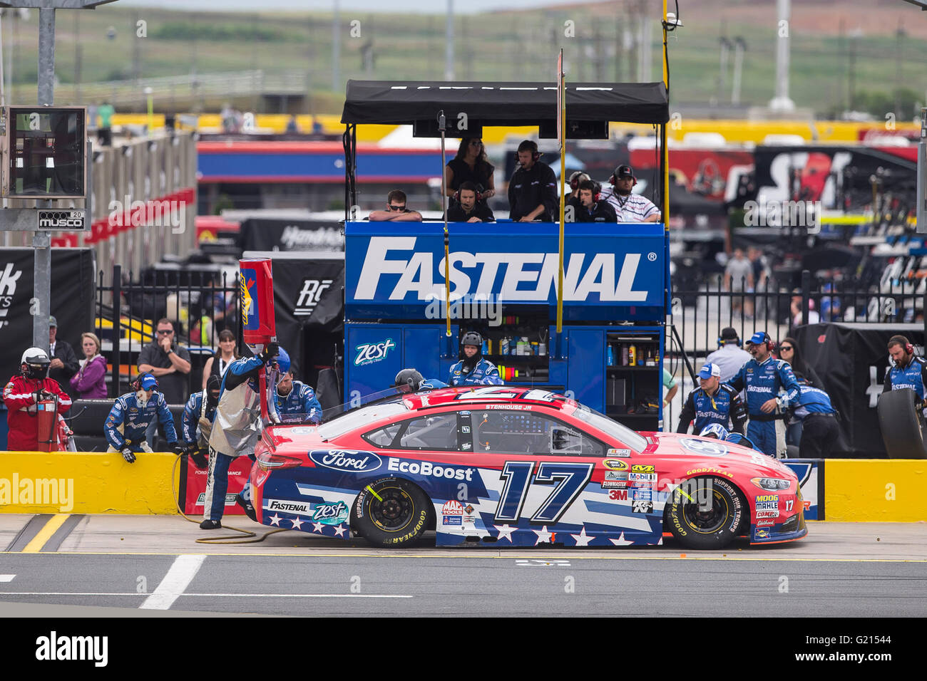 Concord, NC, USA. 21st May, 2016. Ricky Stenhouse Jr. (17) brings his ...
