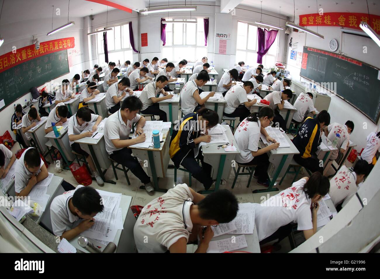 Hengshui, China's Hebei Province. 22nd May, 2016. Senior high students ...