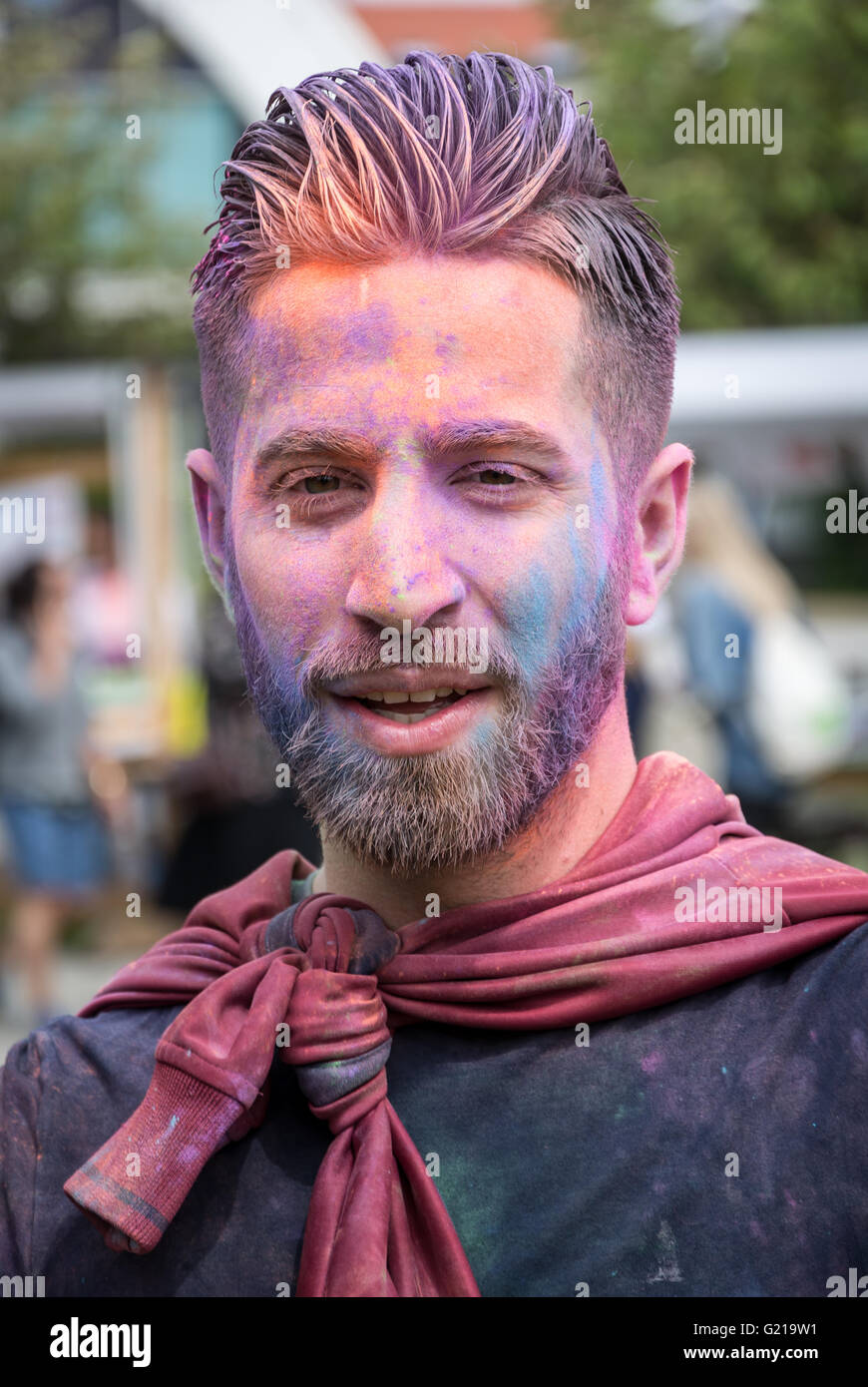 Malmö, Sweden. 21st May, 2016. Colorful guy during the color throwing ...