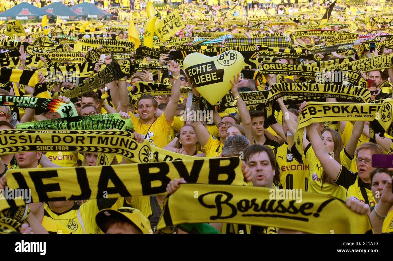 Borussia dortmund supporters hi-res stock photography and images - Alamy