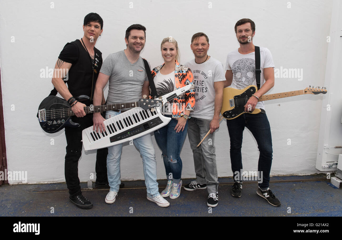 Rust, Germany. 22nd May, 2016. Swiss singer Beatrice Egli (C) poses ...