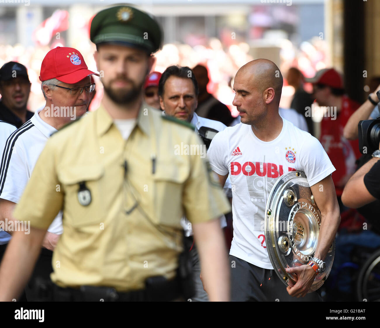 Pep guardiola bayern munich trophy hi-res stock photography and images ...