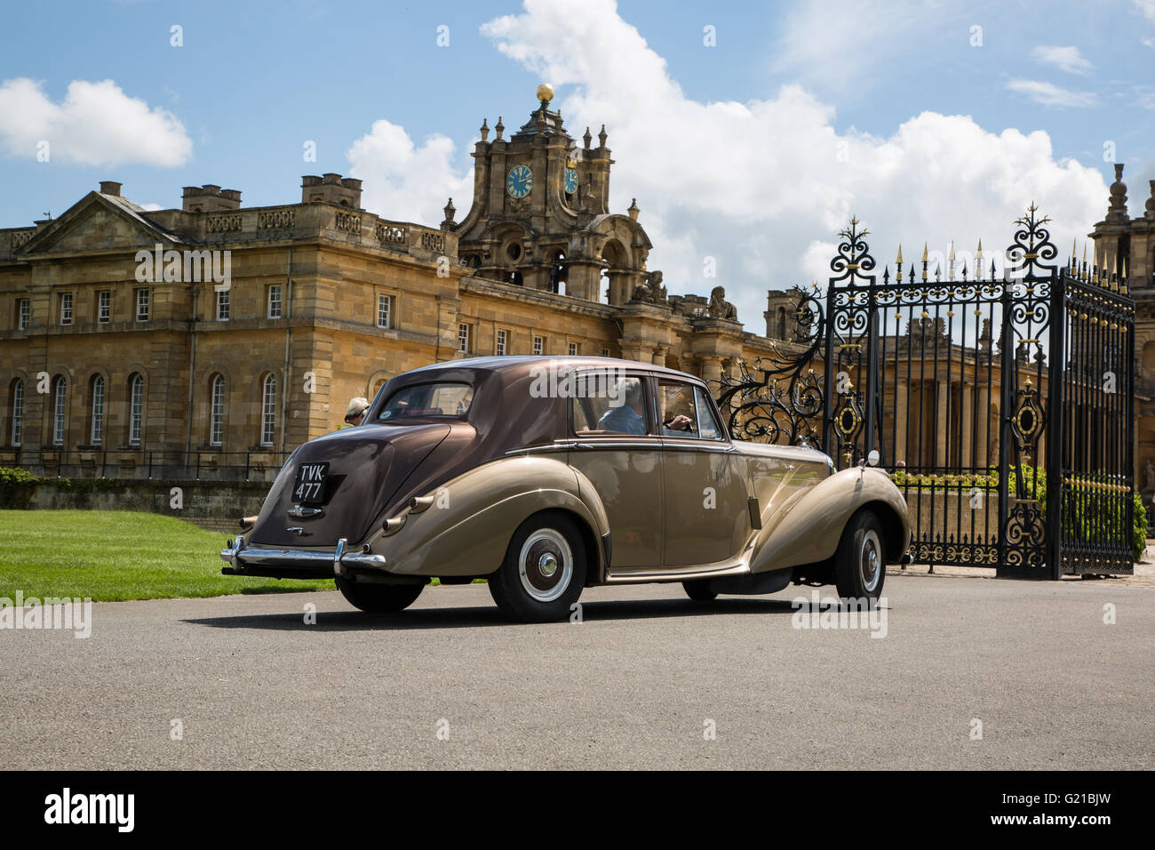 Blenheim Palace, Oxfordshire, UK. 22nd May, 2016. Bentley drivers come ...