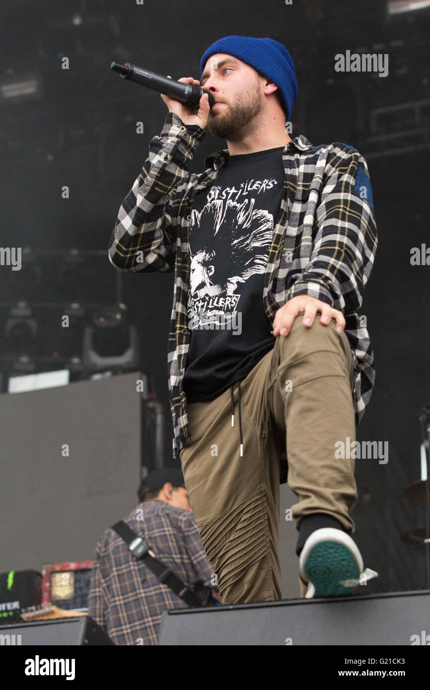 Tyler Carter And Michael Bohn Kiss