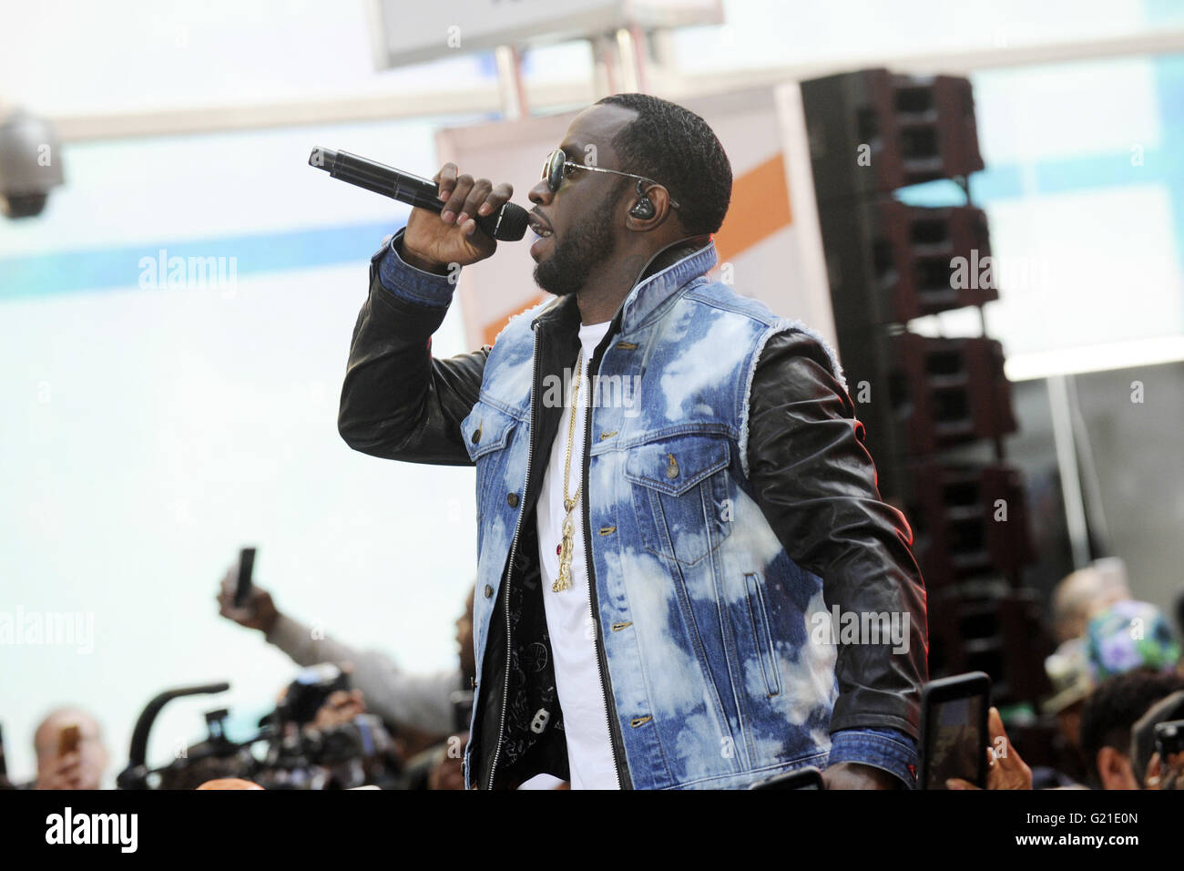 Puff daddy family hi-res stock photography and images - Alamy