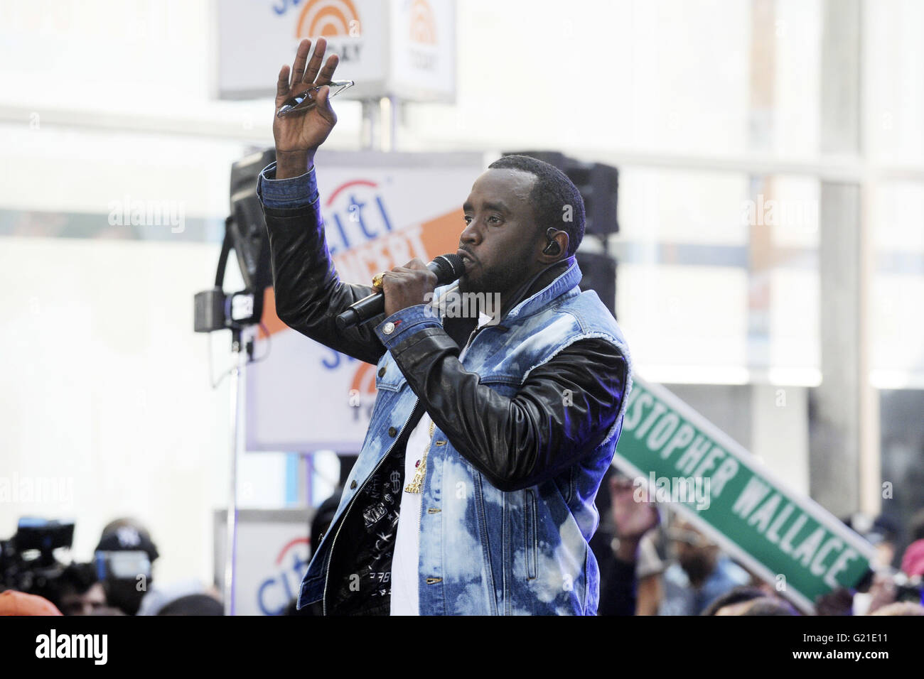 Puff daddy hi-res stock photography and images - Alamy