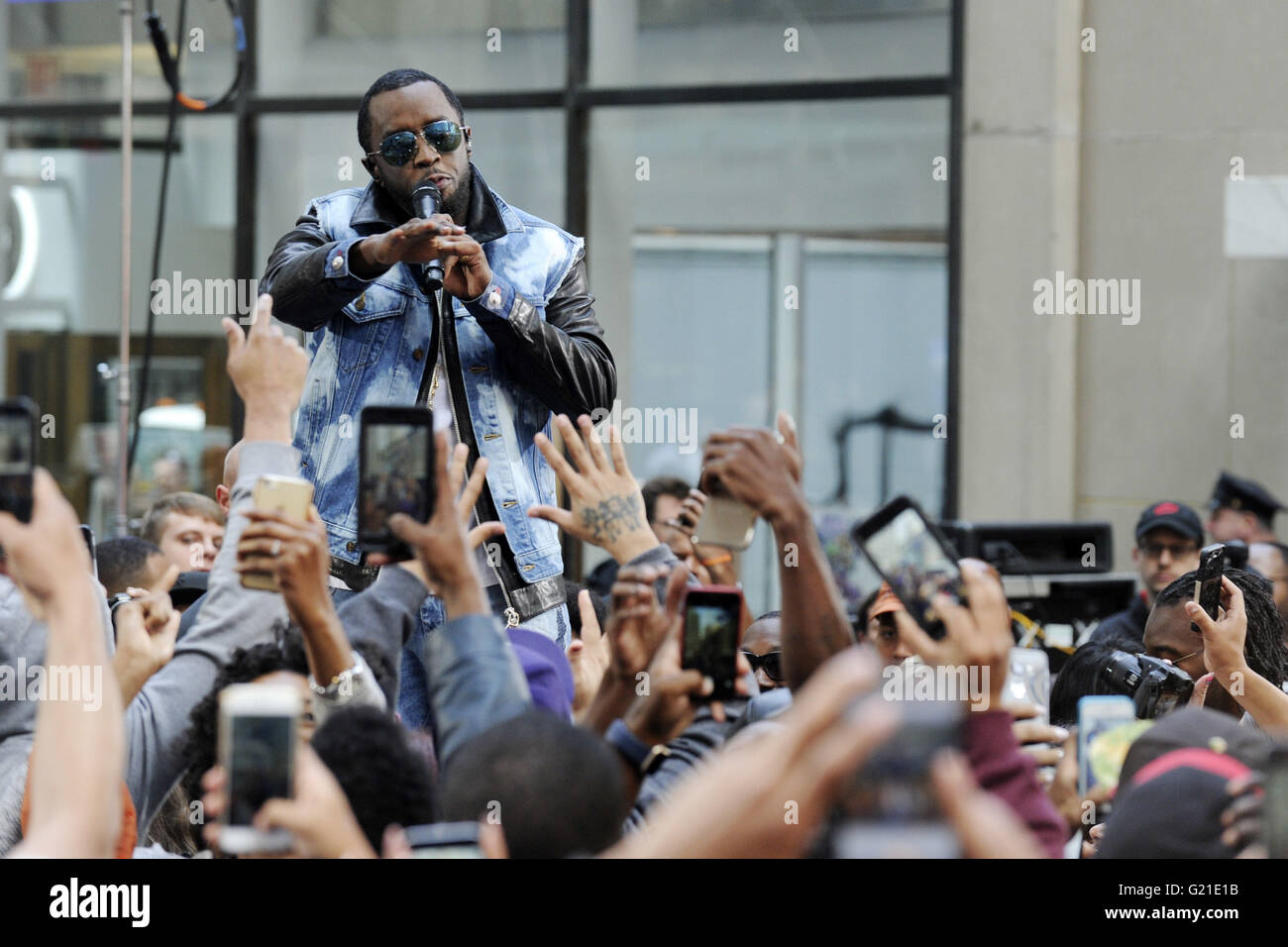 Puff daddy family hi-res stock photography and images - Alamy