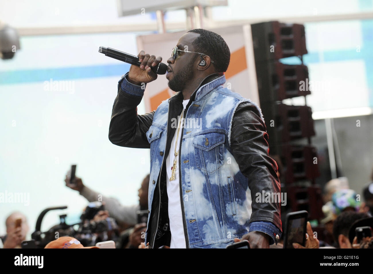 Puff daddy family hi-res stock photography and images - Alamy