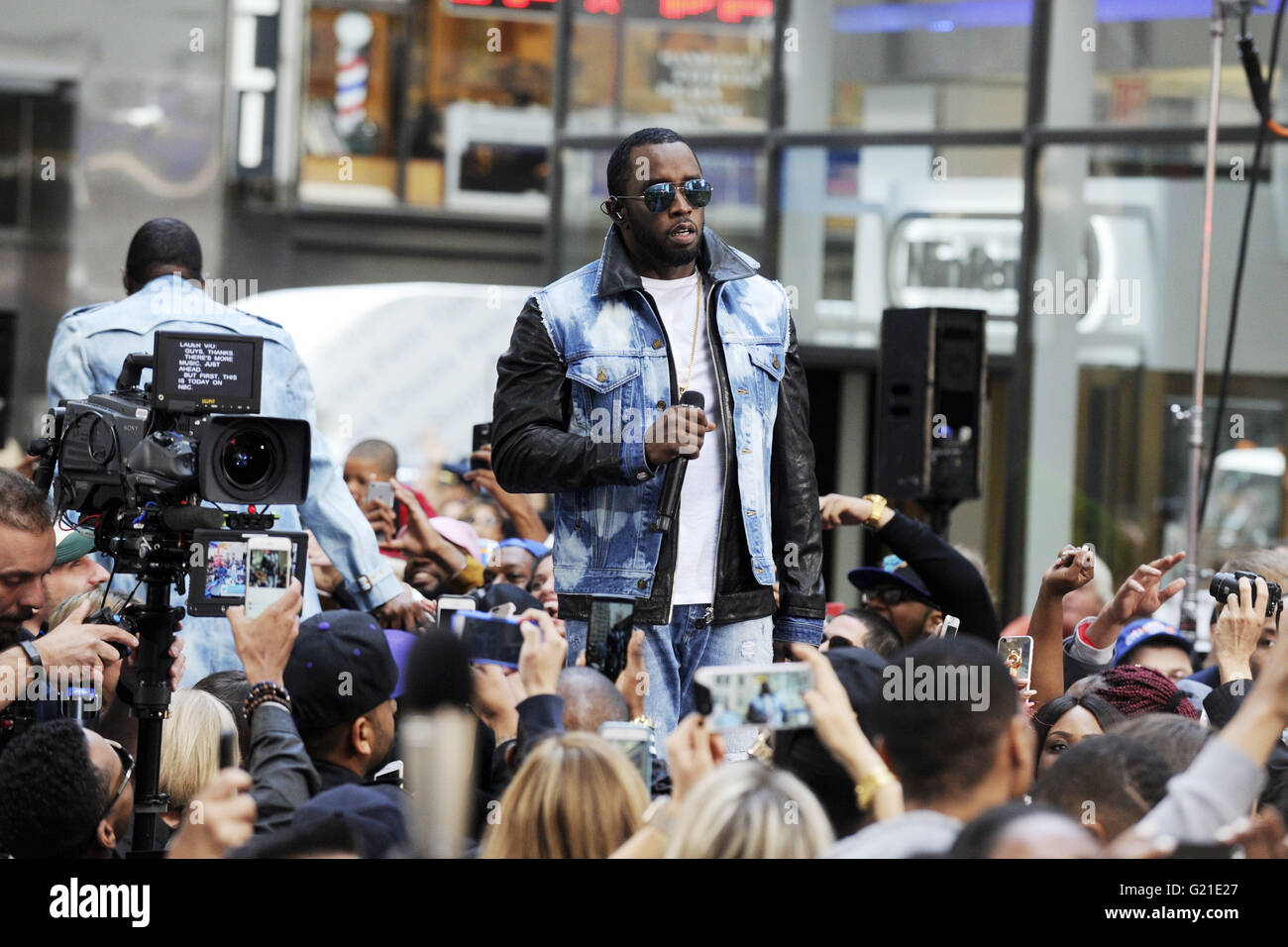 Puff daddy family hi-res stock photography and images - Alamy