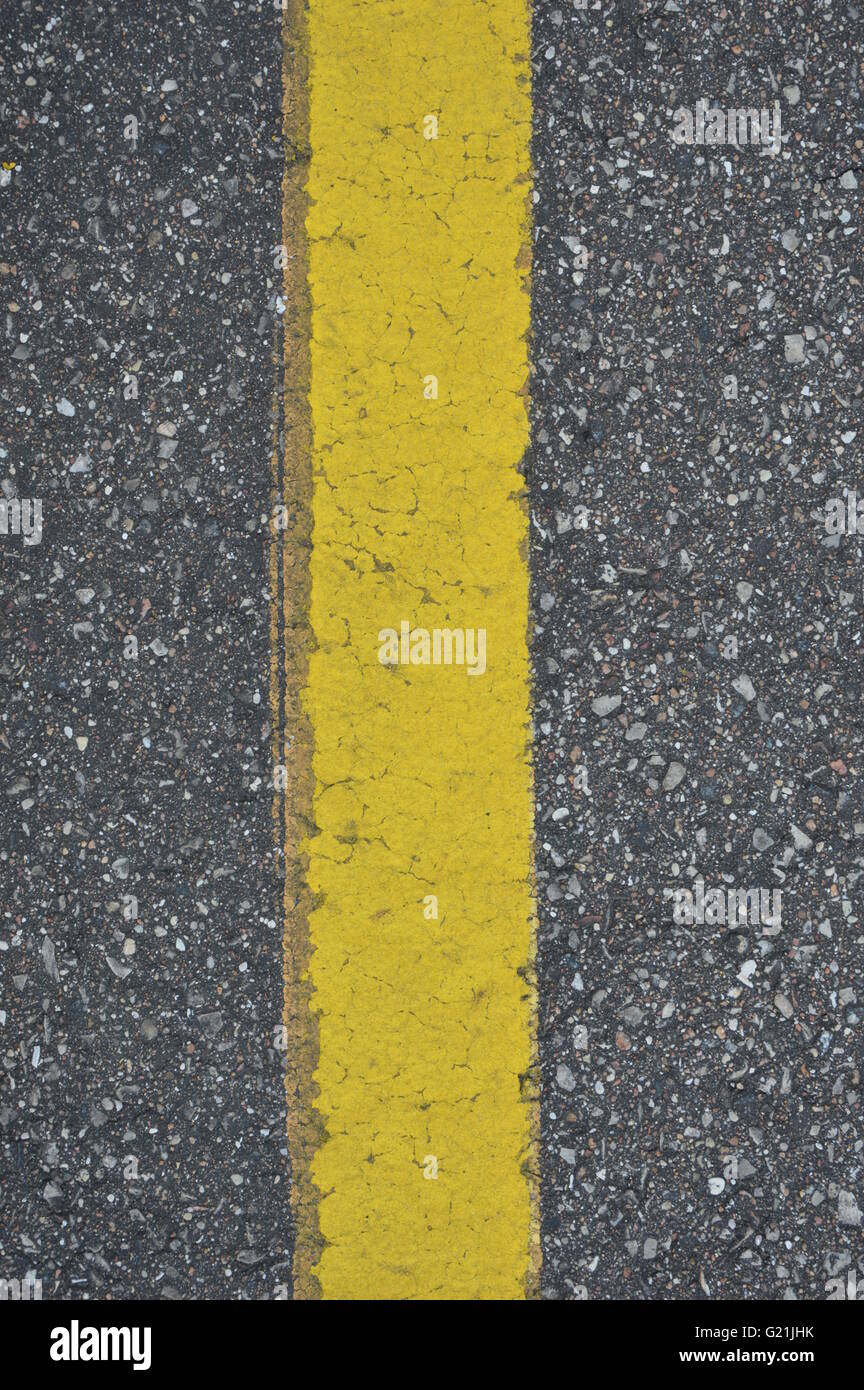Yellow line on asphalt Stock Photo - Alamy