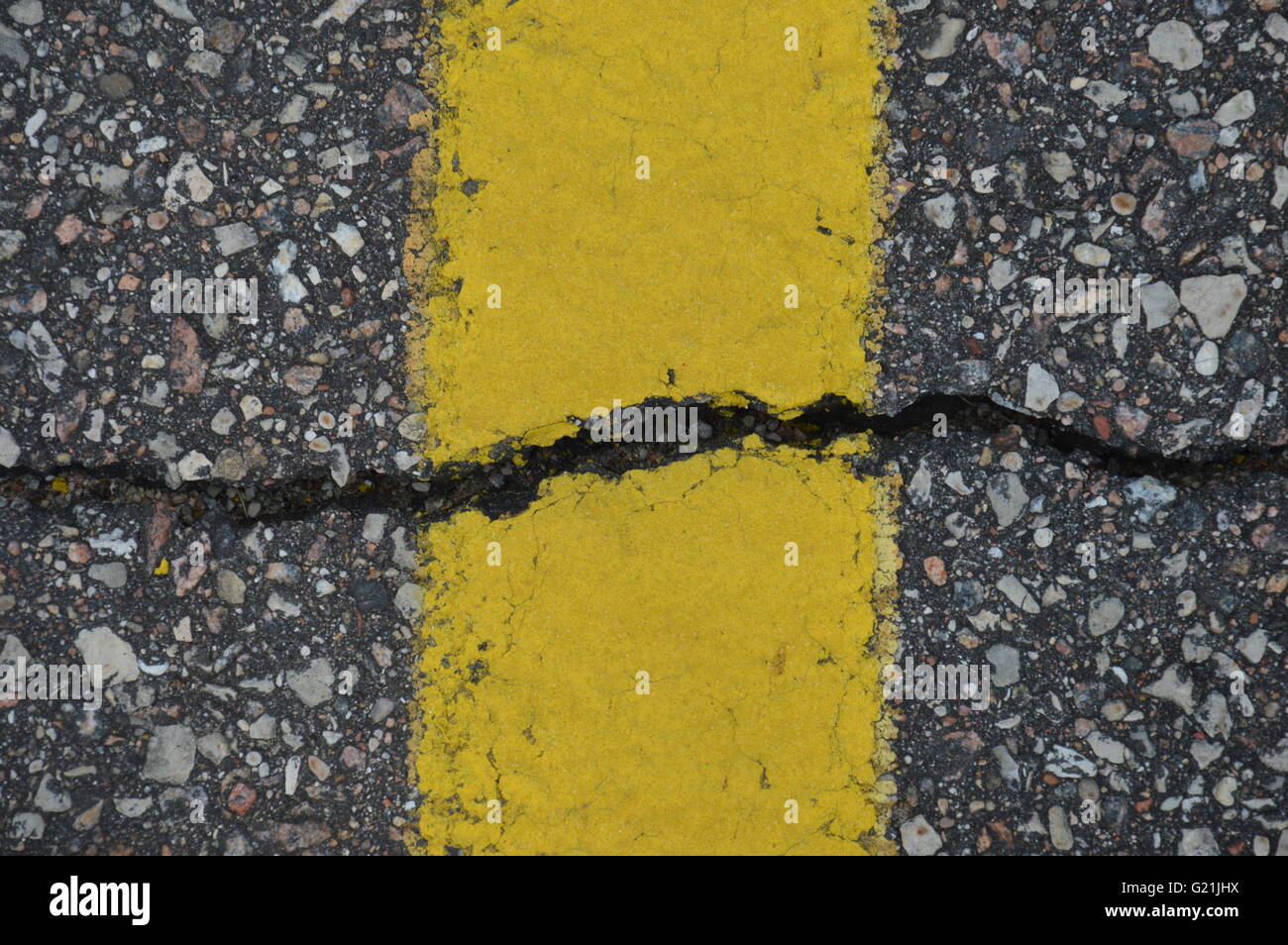 Parallel yellow line hi-res stock photography and images - Alamy