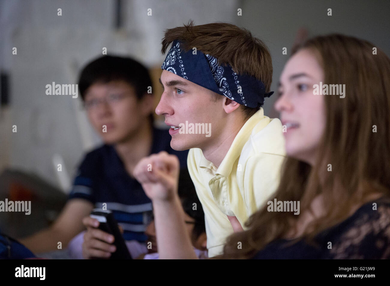 Teenagers physics hi-res stock photography and images - Alamy