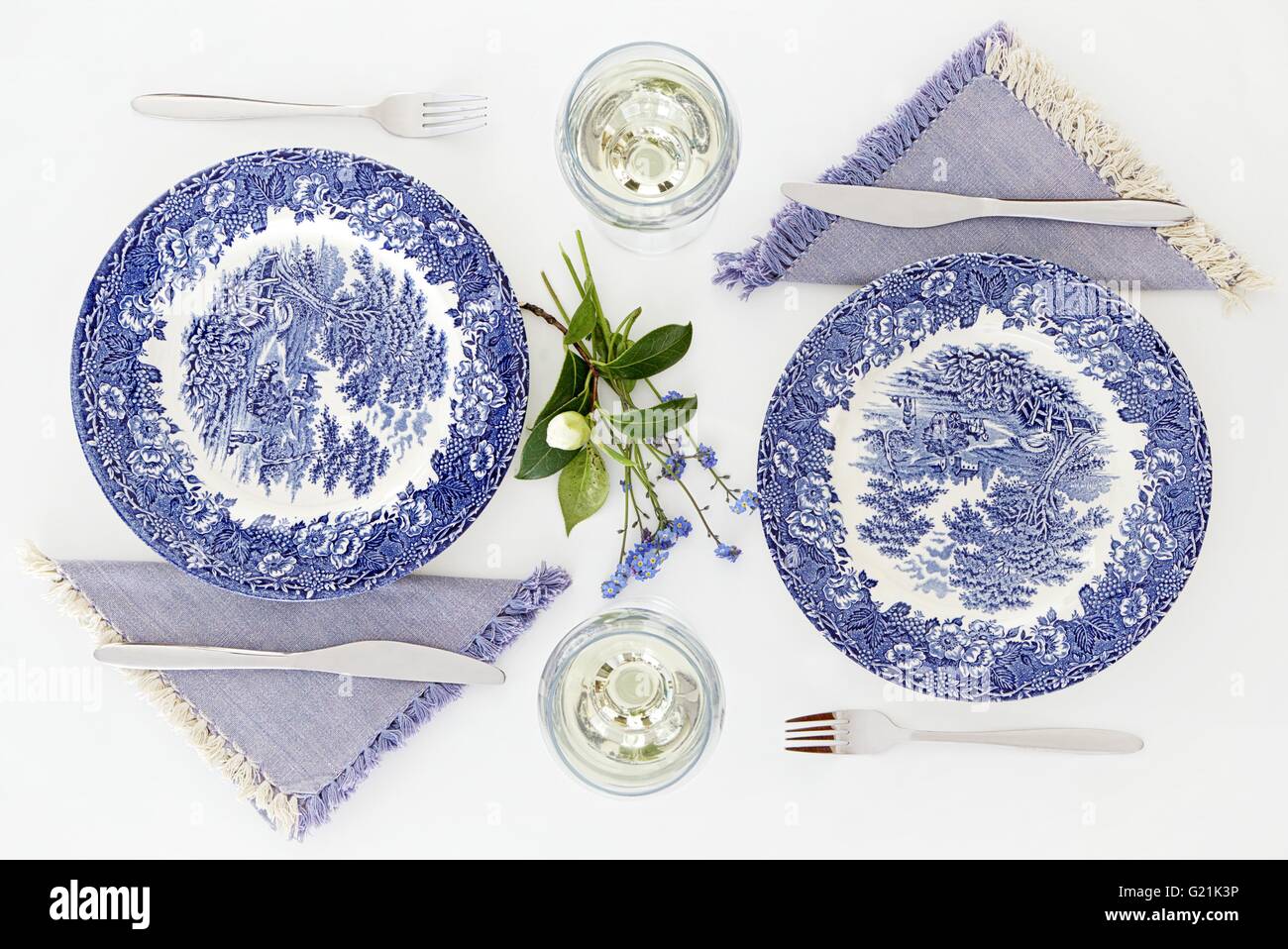 Empty plates hi-res stock photography and images - Alamy