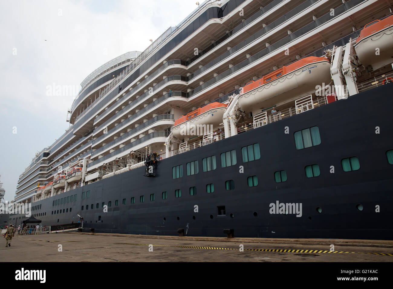 Queen Elizabeth Cruise ship docked in Cochin India Stock Photo - Alamy