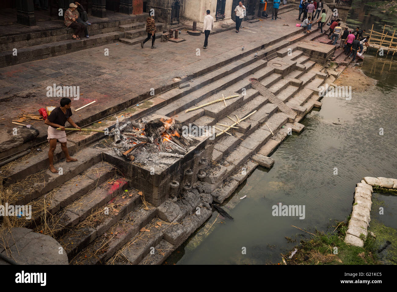 KATHMANDU, NEPAL-APRIL 25: Cremation in Pashupatinath 25, 2016 in ...