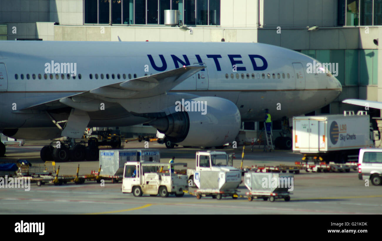Boeing 777 airplane at the gate in Frankfurt Stock Photo - Alamy