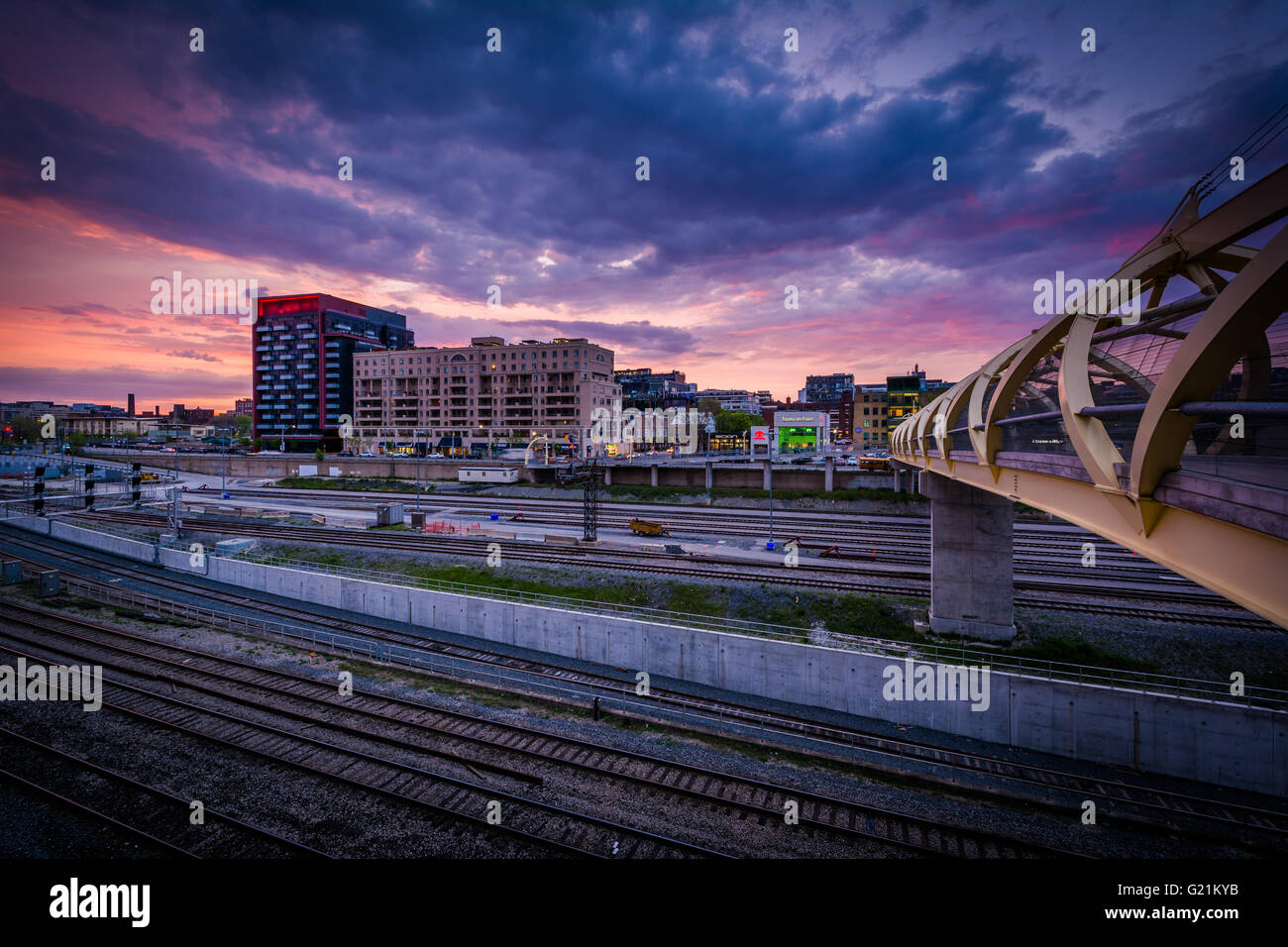 Toronto pedestrian bridge hi-res stock photography and images - Alamy